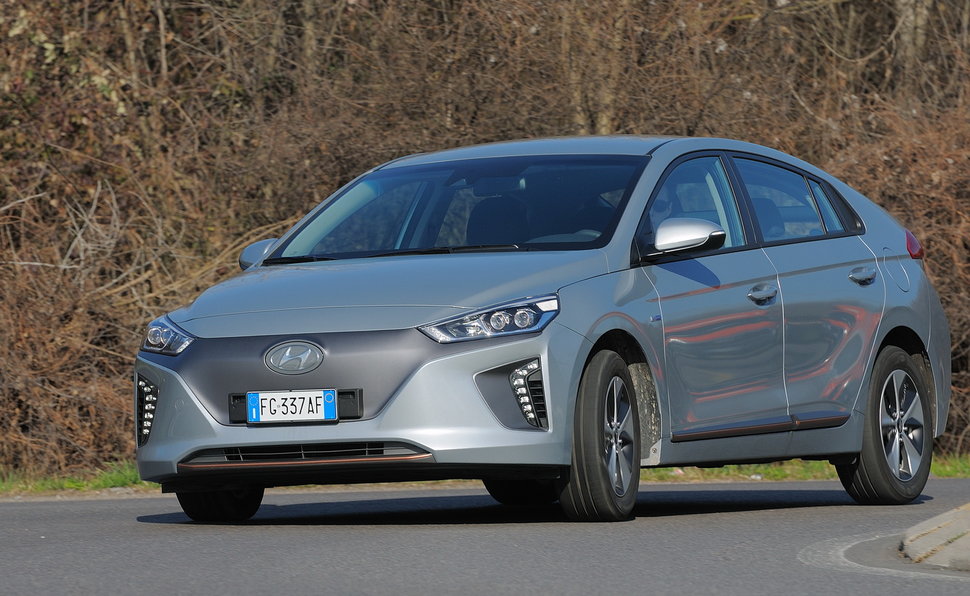 Hyundai Ioniq prova scheda tecnica opinioni e dimensioni EV 28 kWh Comfort alVolante