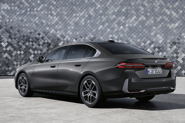 BMW Serie 5: l’ottava generazione è anche elettrica - alVolante.it
