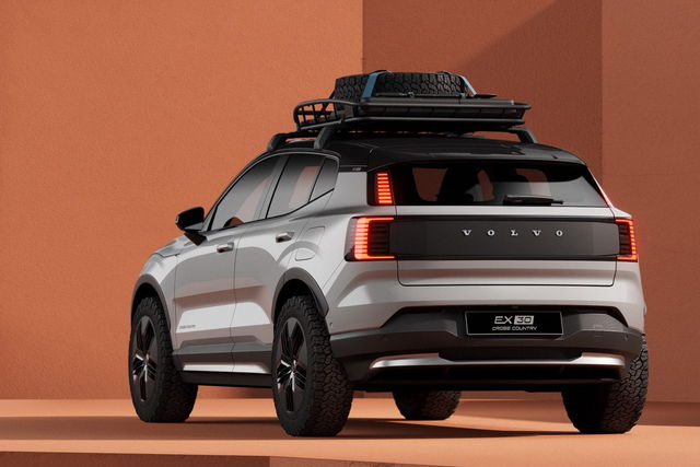 Volvo EX30: nel 2024 anche la Cross Country - alVolante.it