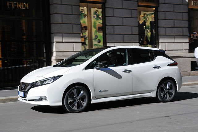 Prova Nissan Leaf scheda tecnica opinioni e dimensioni 40 kWh Tekna alVolante