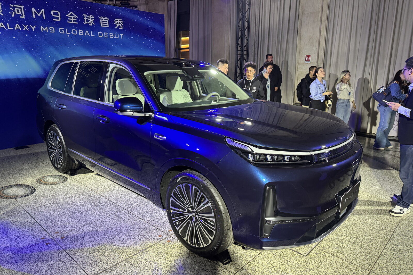 Foto - Geely Galaxy M9: la maxi-suv plug-in debutta in Italia - alVolante.it