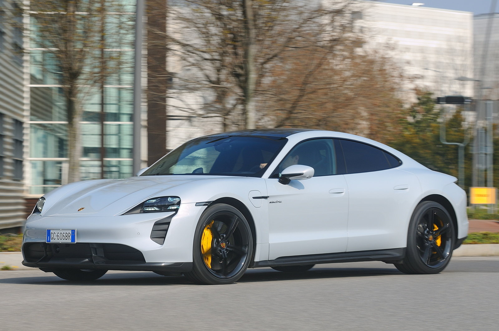 Prova Porsche Taycan scheda tecnica opinioni e dimensioni Turbo S alVolante